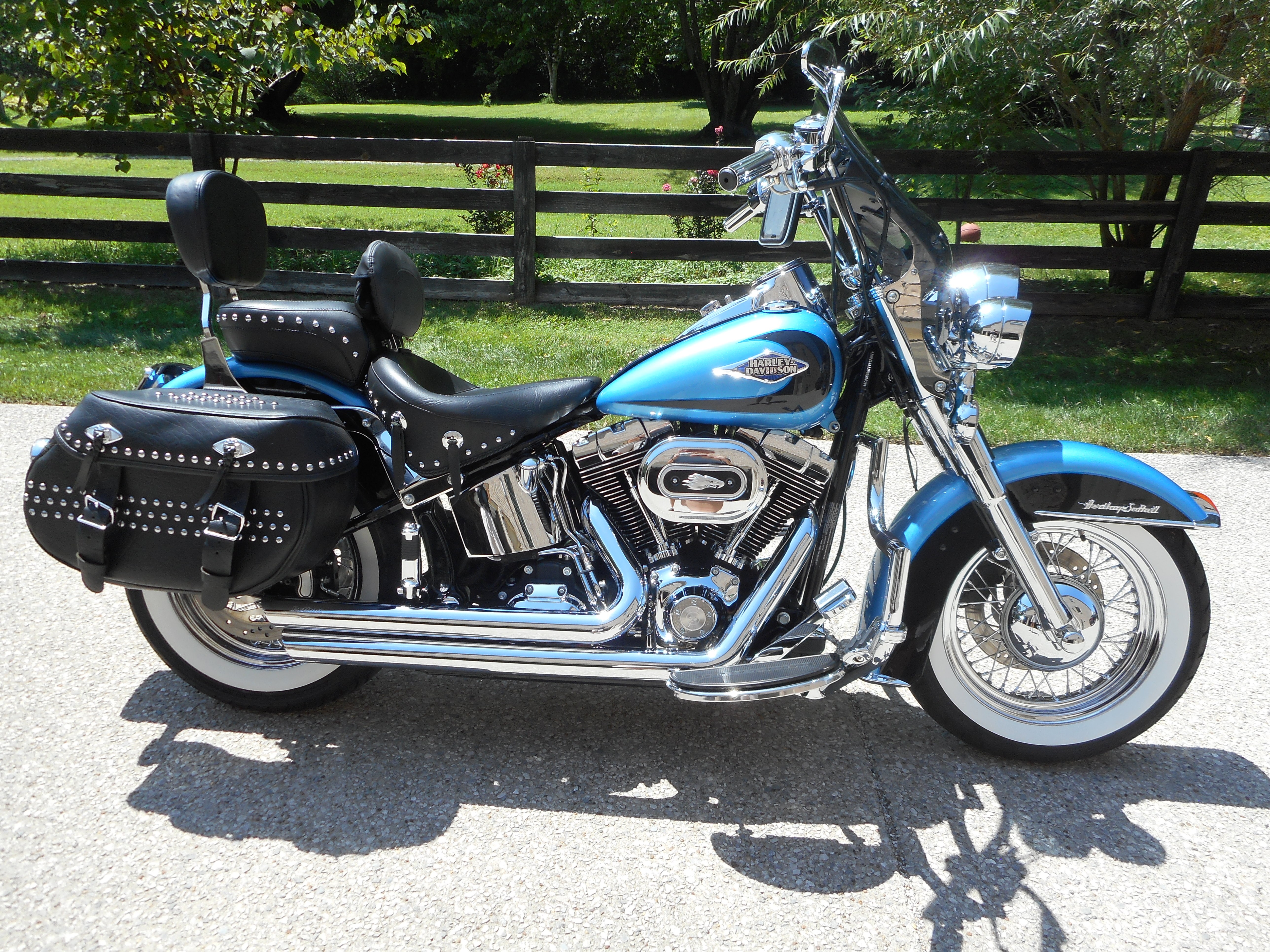 2011 Harley-Davidson® FLSTC Heritage Softail® Classic (Blue/Black ...