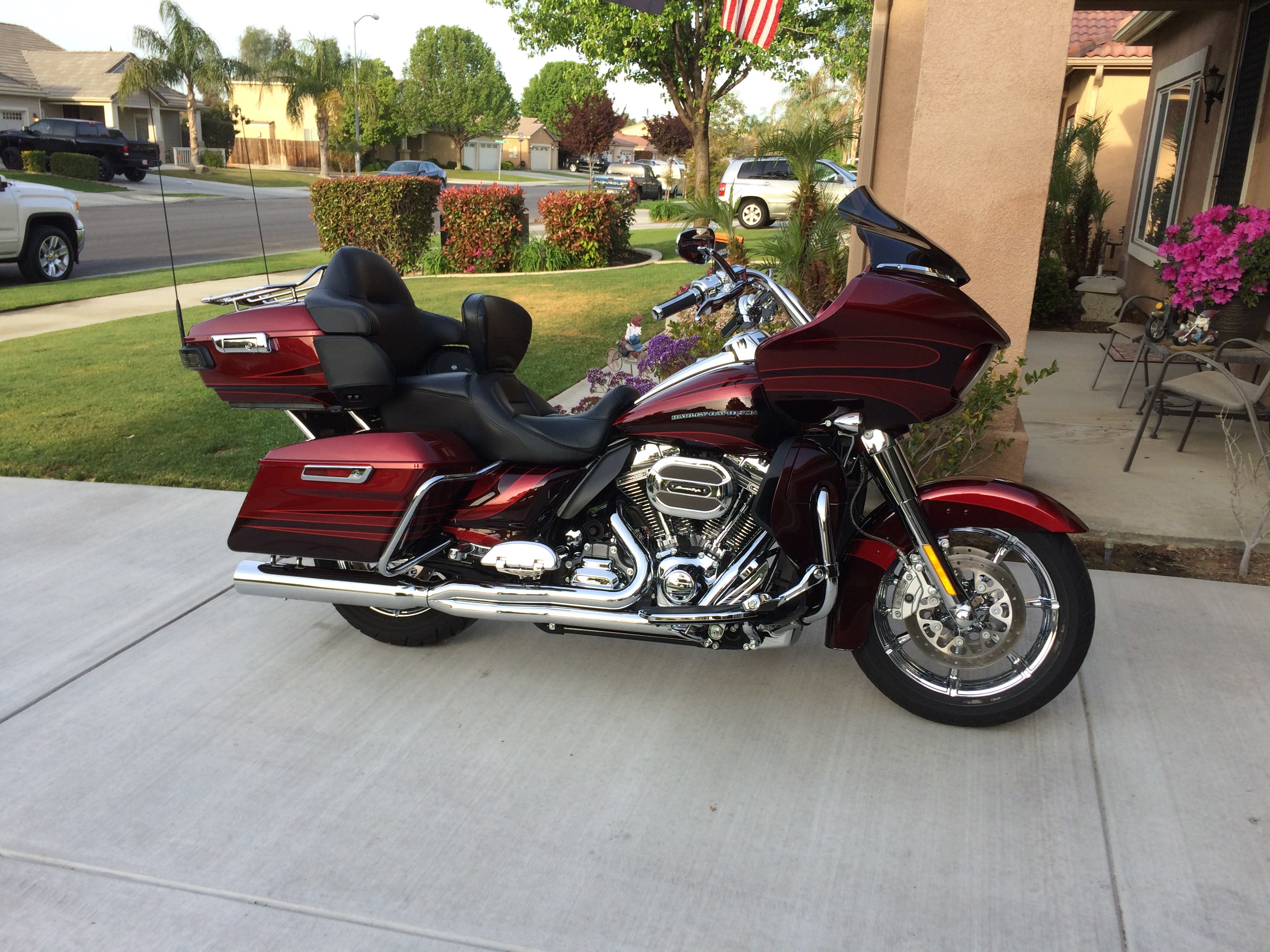 2015 Harley-Davidson® FLTRUSE CVO™ Road Glide® Ultra (Burgundy Blaze ...