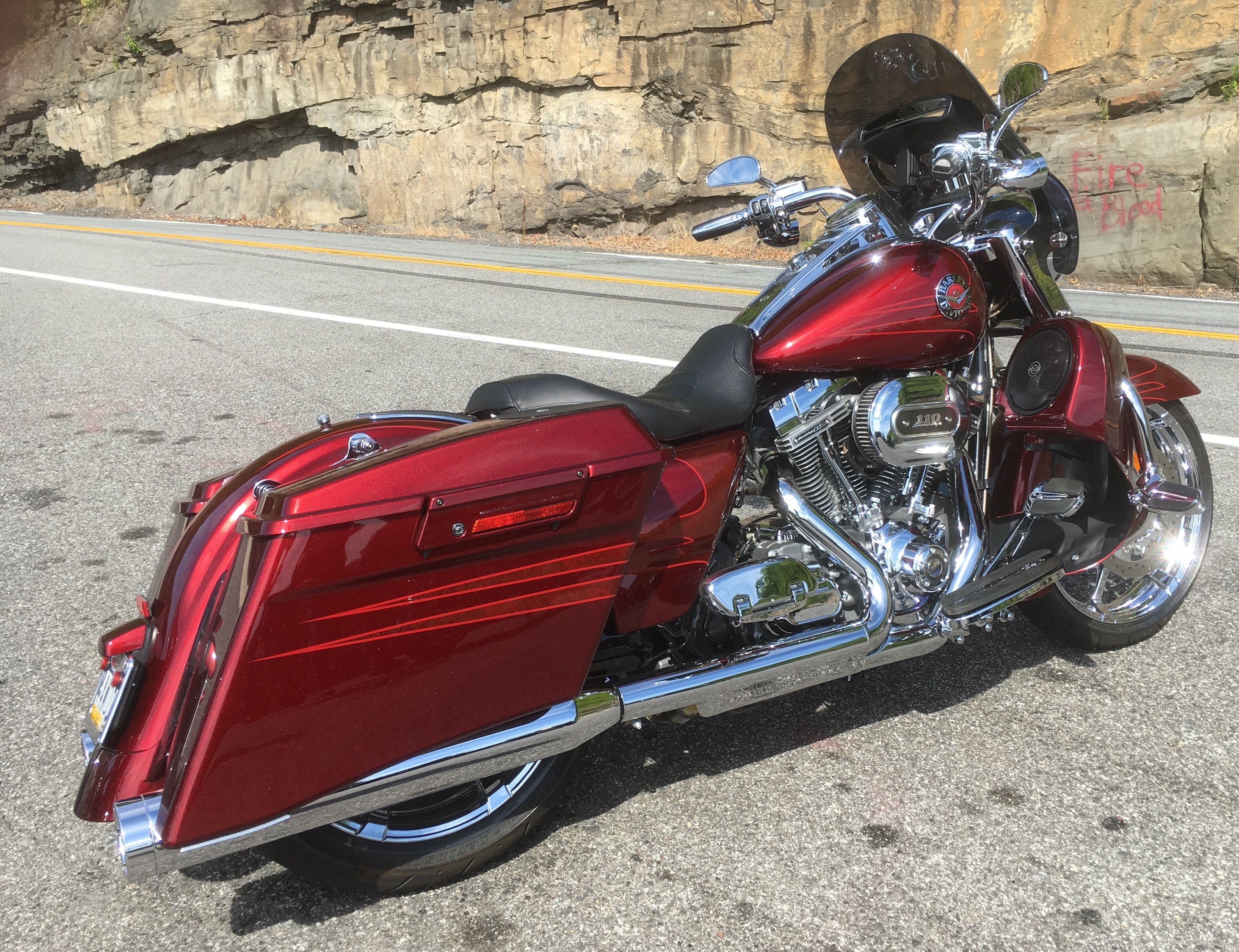 2013 Harley-Davidson® FLHRSE5 CVO™ Road King® (Burgundy Blaze With Hot ...
