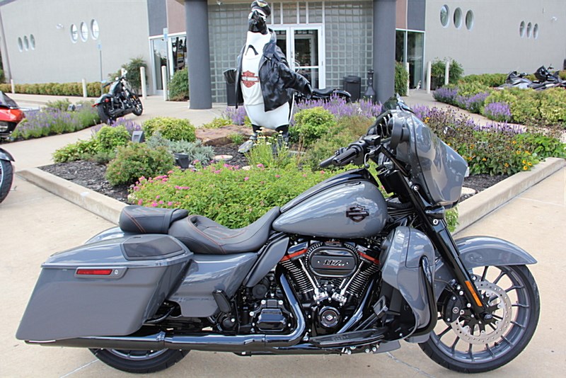 2018 Harley-Davidson® FLHXSE CVO™ Street Glide® (Gunship Gray), Tulsa ...