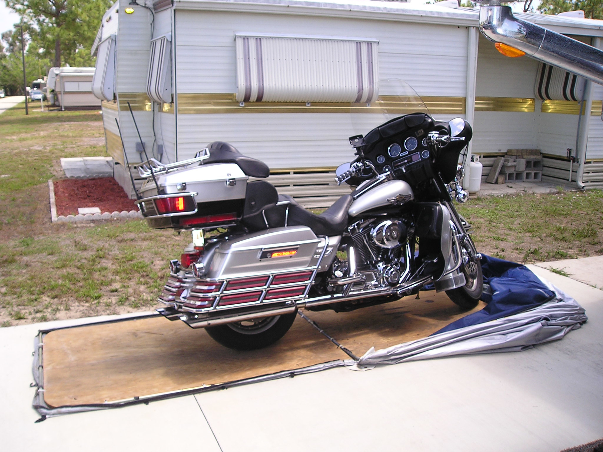 2003 Harley-Davidson® FLHTCU/I-ANV Ultra Classic® Electra Glide ...